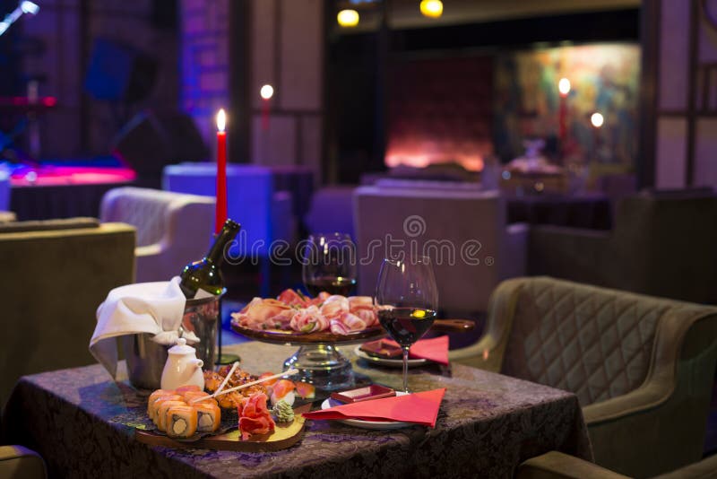 Cena De Lujo Del Restaurante Imagen de archivo - Imagen de feliz, rojo ...