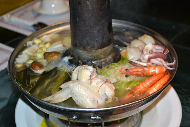 Cena de pollo y mariscos imagen de archivo. Imagen de placa - 205273041