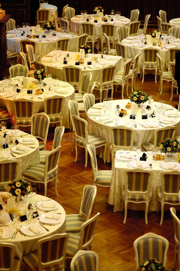 Cena en un restaurante foto de archivo. Imagen de banquete - 35361904