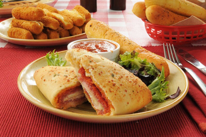 Cena italiana imagen de archivo. Imagen de profundamente - 25837565