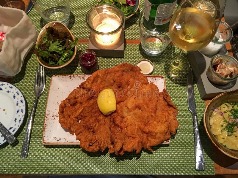 Cena Tradicional Austriaca De Schnitzel En Mesa Completa Foto de ...