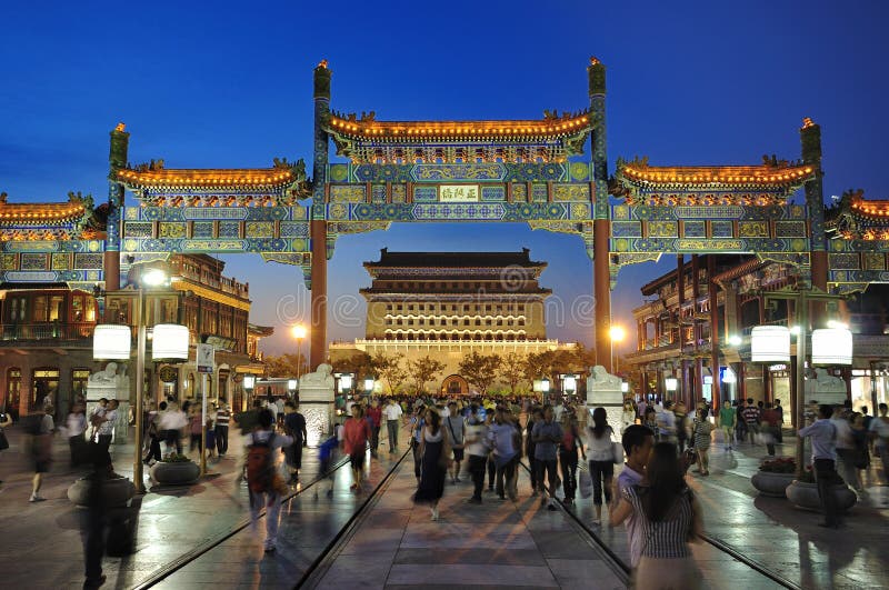 Cenas Da Noite Da Rua De Beijing Qianmen Foto Editorial - Imagem de ...