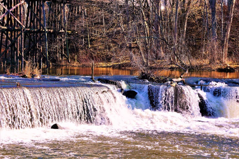 Cenas De Hamilton Dam No Rio Do Coelho, Hamilton MI Foto de Stock ...
