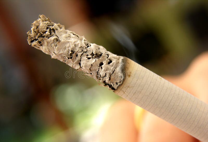 Cendres de cigarette image stock. Image du lumière, addictives - 12791