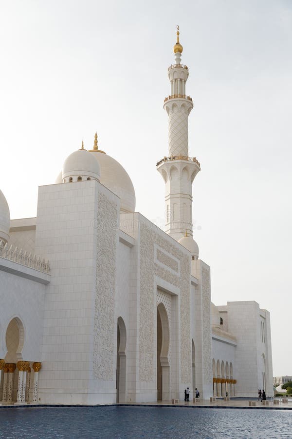 The Center of the Sheikh Zayed Grand Mosque in Abu Dhabi Stock Photo ...