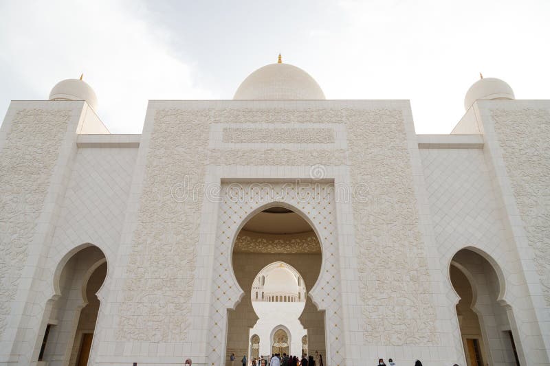 The Center of the Sheikh Zayed Grand Mosque in Abu Dhabi Stock Photo ...