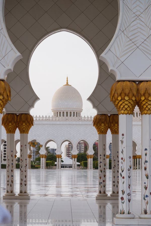 The Center of the Sheikh Zayed Grand Mosque in Abu Dhabi Stock Photo ...