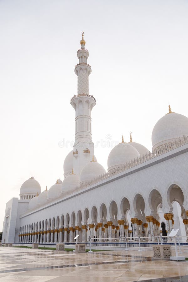 The Center of the Sheikh Zayed Grand Mosque in Abu Dhabi Stock Image ...
