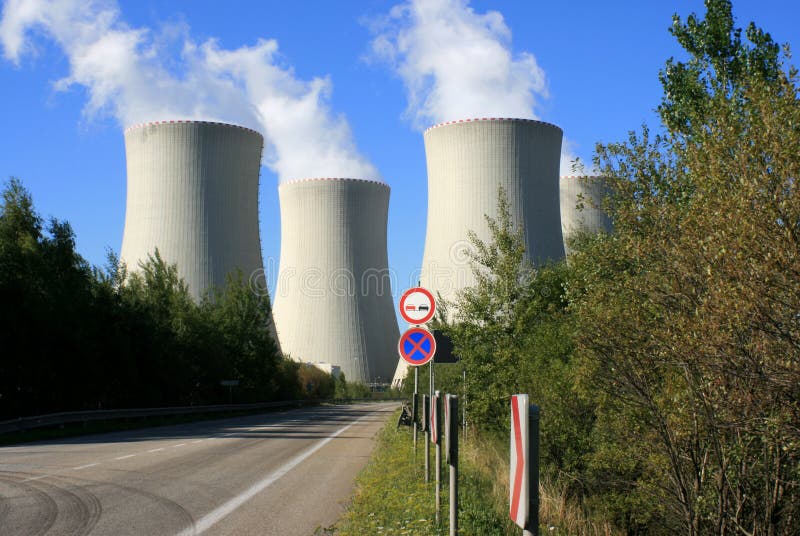Central nuclear 21 foto de archivo. Imagen de carretera - 3364992