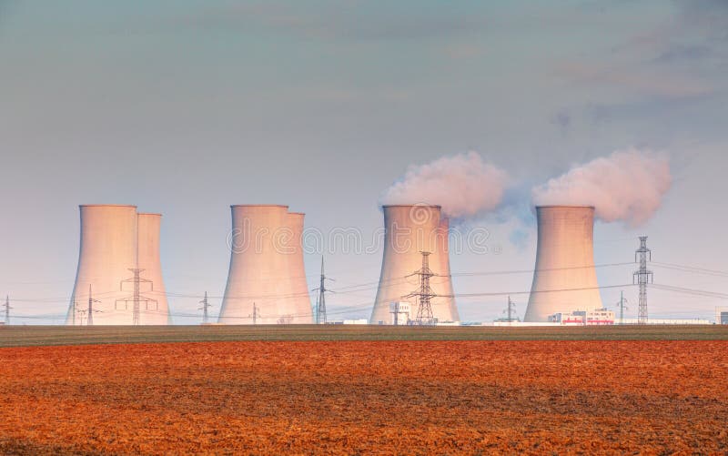 Centrale Atomica Con Il Campo Verde E Le Grandi Nuvole Blu Fotografia ...