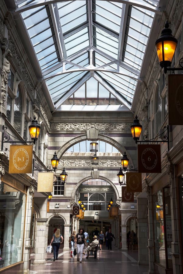 Centre Commercial Impressionnant En Chester England Photo stock ...