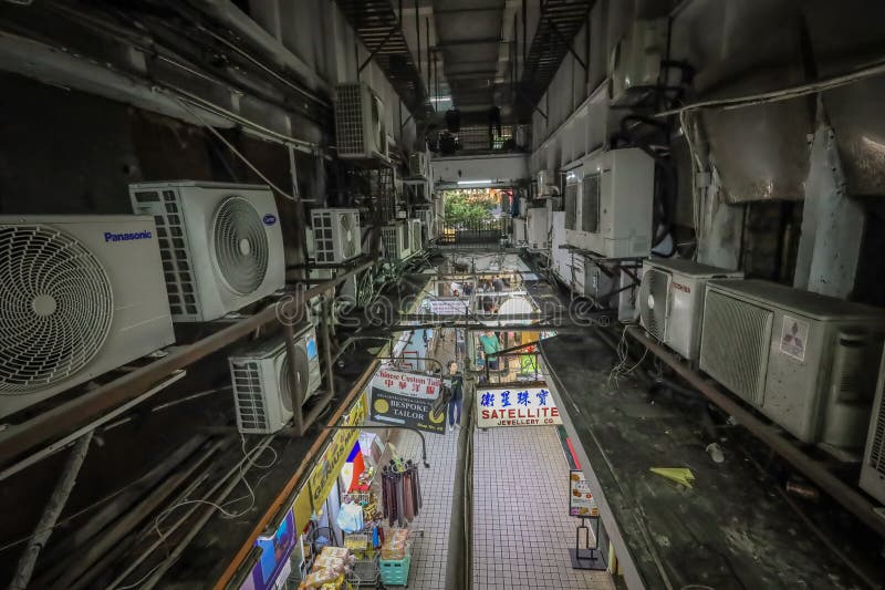 Centro Comercial Antiguo En El Edificio De Pruebas, Abril 5 2024 ...