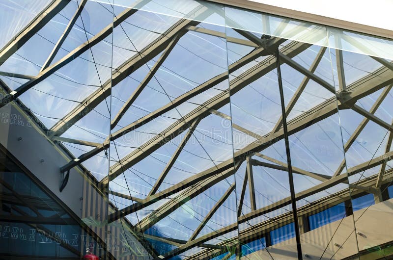 Centro Comercial De Techo Curvado De Vidrio Estructural. Foto de ...