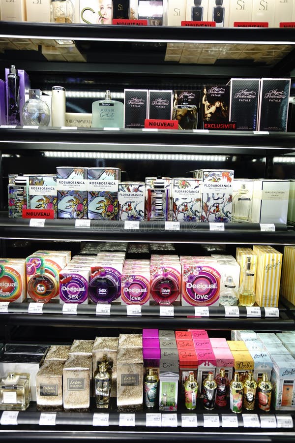 Centro Comercial Moderno Del Perfume En París Foto de archivo editorial ...