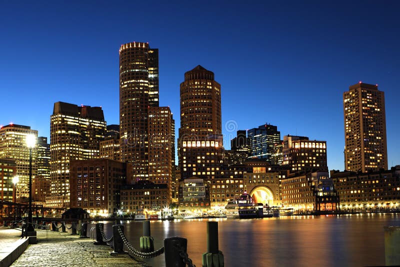 Centro De Ciudad De Boston, Massachusetts En La Noche Foto de archivo ...