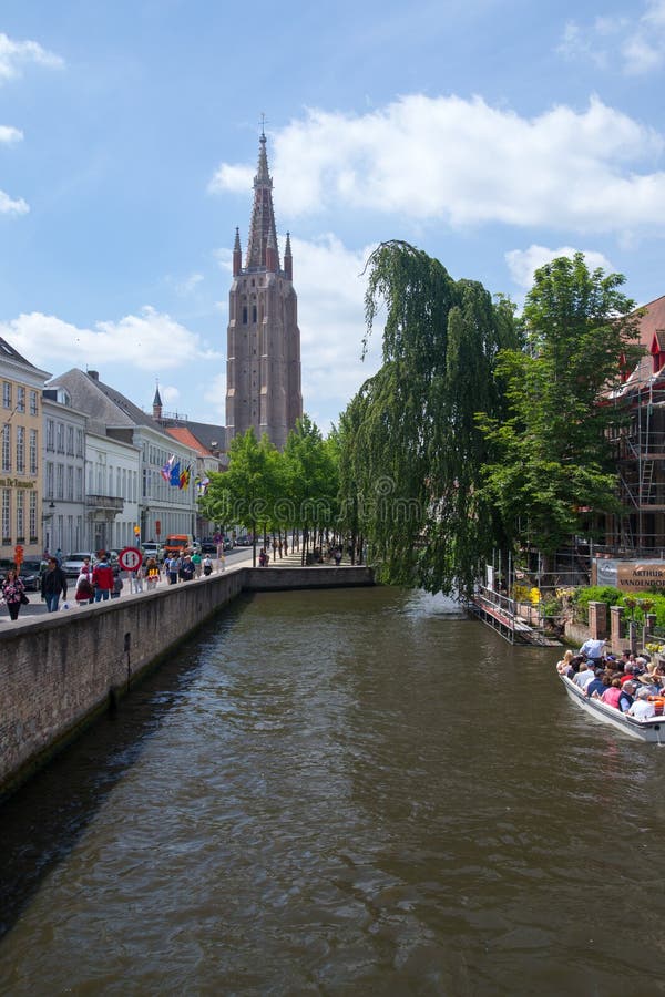 Centro de ciudad de Brujas fotografía editorial. Imagen de puente ...