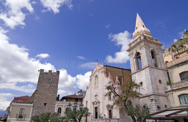 Centro De Ciudad De Taormina Imagen de archivo - Imagen de cielo ...