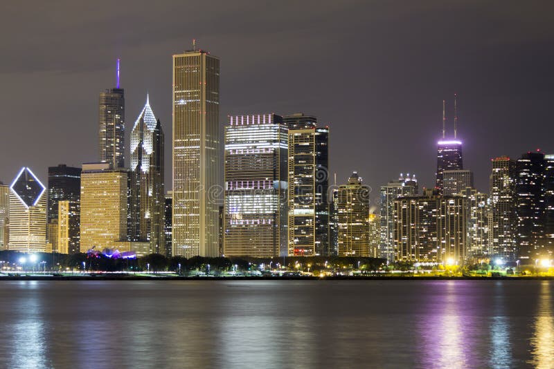 Centro De La Ciudad De Chicago Por Noche Foto de archivo - Imagen de ...