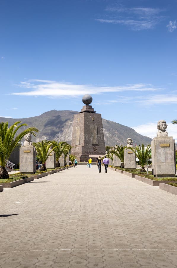 Centro Del Monumento Del Mundo En Ecuador Foto de archivo editorial ...