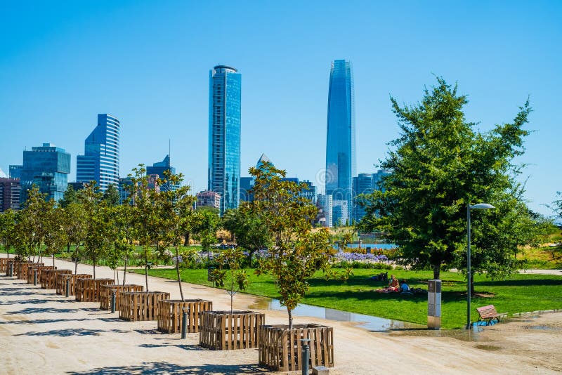 Centro E Skyline De Costanera No Santiago, No Chile Com Parque E No Mo ...