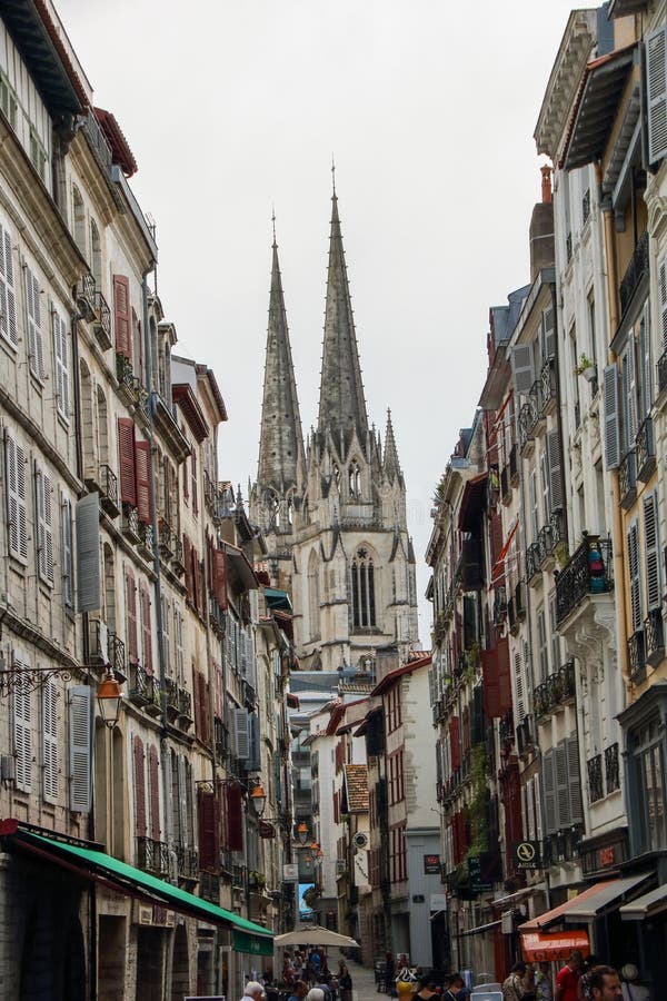 La ciudad de Bayona fotografía editorial. Imagen de horizonte - 104082977