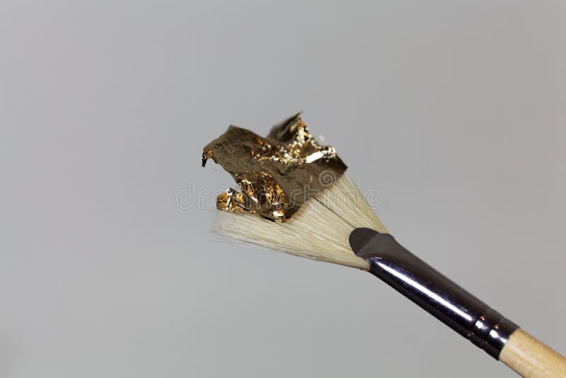 Cepillo Con La Hoja De Oro Para Dorar Foto de archivo - Imagen de ...