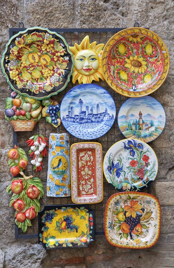 Amaretis De Almendras Italianas Tradicionales En Una Cesta Con Fondo De ...