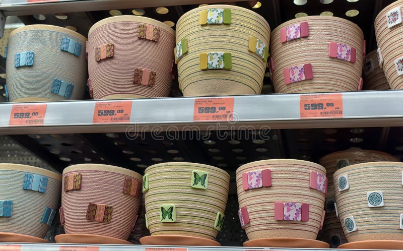 Ceramic flower pots shop editorial photography. Image of decor - 55939622