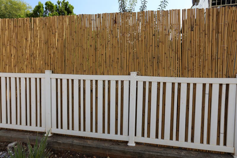 Cerca foto de archivo. Imagen de frontera, aldea, acoplamiento - 100370382