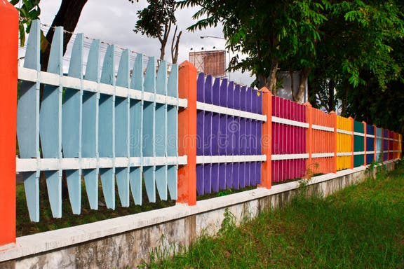 Cerca colorida imagen de archivo. Imagen de fondo, yarda - 31919647