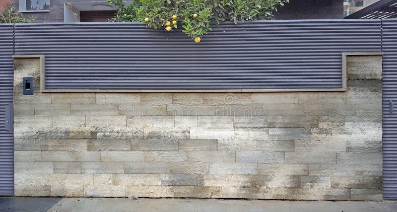 A Cerca Combinou Dos Blocos De Pedra Com As Folhas De Metal De Um ...