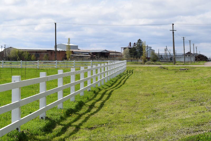 Cerca De Madeira Branca Em Torno Do Rancho Imagem de Stock - Imagem de ...