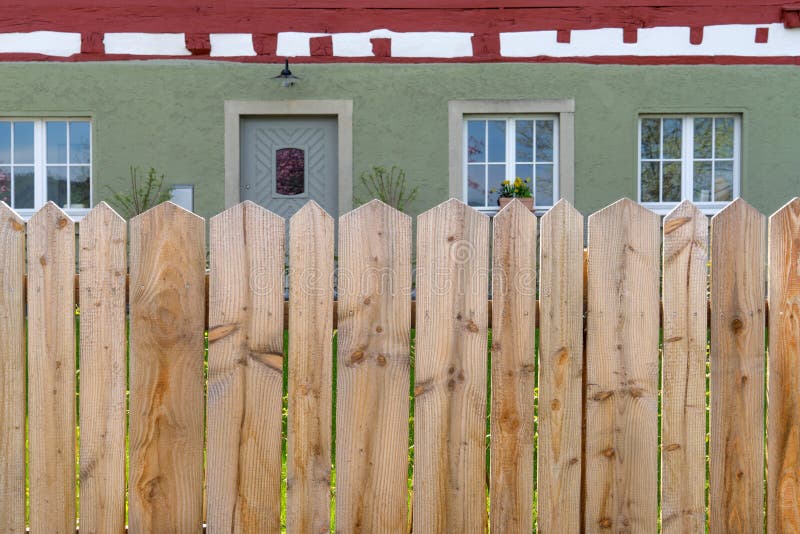 Cerca De Madera Con La Casa Detrás De Ella Imagen de archivo - Imagen ...