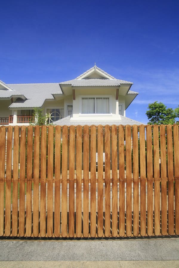 Cerca de madera de la casa imagen de archivo. Imagen de frente - 34535243