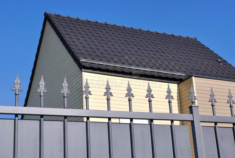 Cerca elegante del metal foto de archivo. Imagen de urbano - 31465406