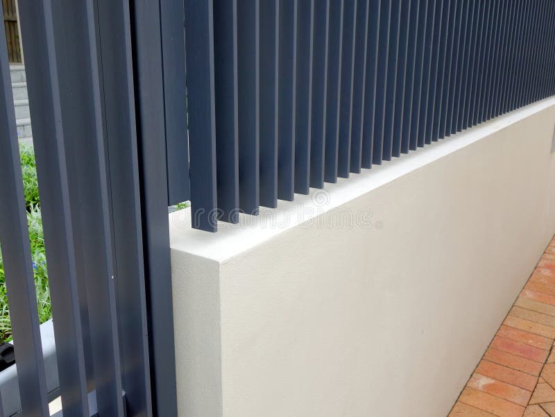 Cerca Moderna De La Casa, Listones Del Metal Foto de archivo - Imagen ...