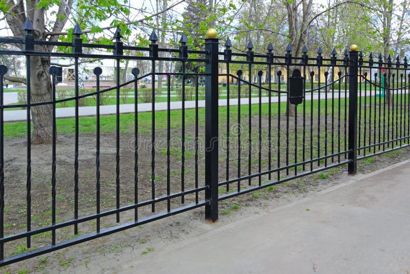 Cerca negra del metal imagen de archivo. Imagen de detalle - 103801795