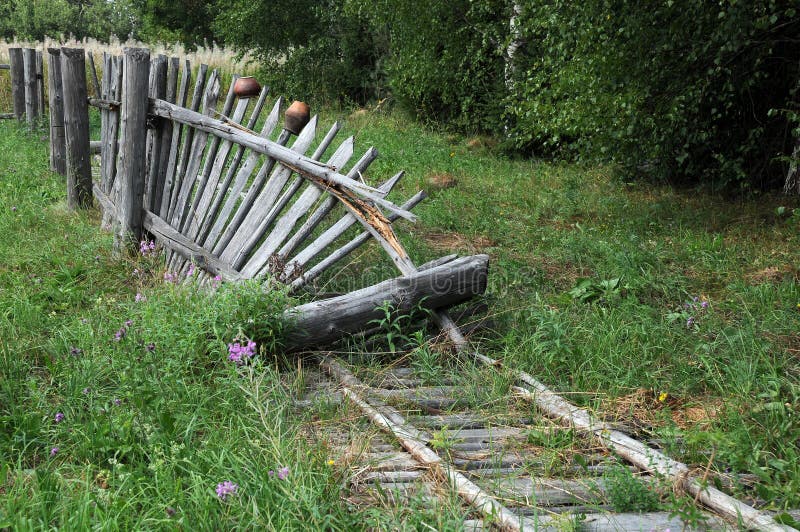 Cerca rota vieja foto de archivo. Imagen de aldea, campo - 29649904