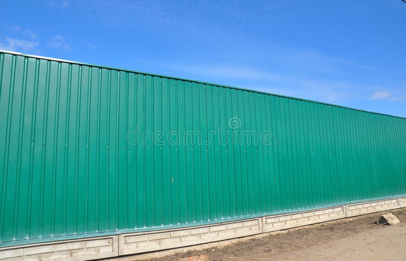 Cerca Verde Com Porta De Entrada, Porta Do Metal E Th Verde Aparado ...