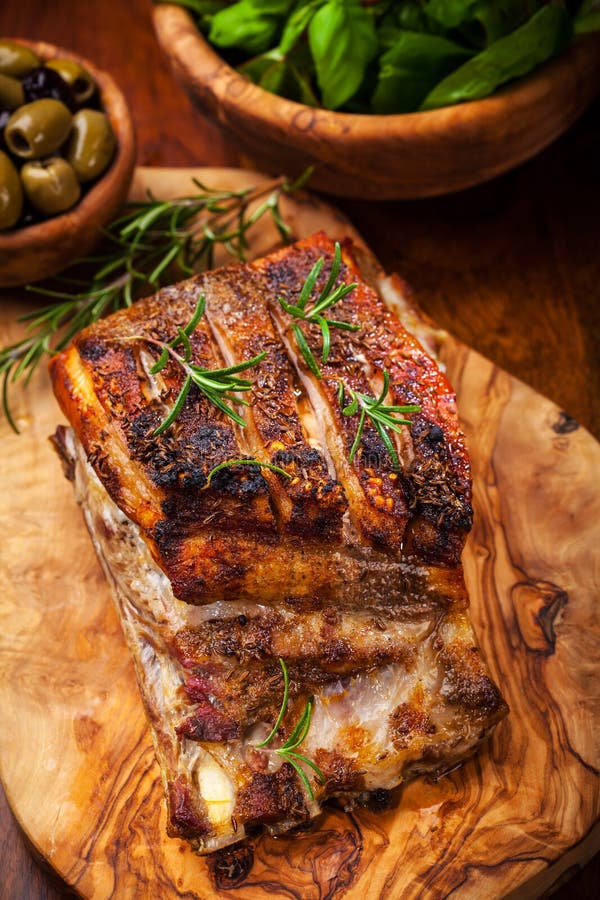 Cerdo Asado Con Las Hierbas Imagen de archivo - Imagen de hierbas ...