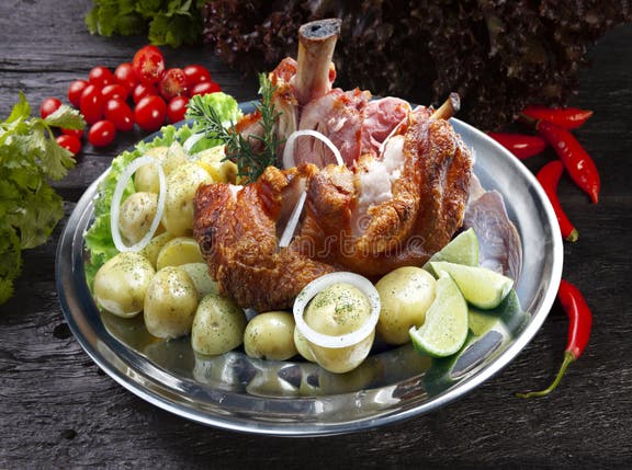 Cerdo asado de rodilla imagen de archivo. Imagen de carne - 393005251