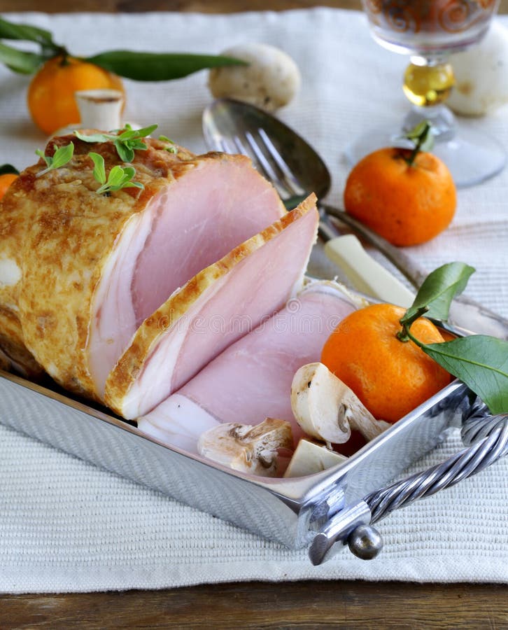 Cerdo De Carne Asada Con Las Setas Y Las Mandarinas Foto de archivo ...