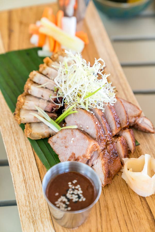 Cerdo Del Bbq Y Cerdo Curruscante Imagen de archivo - Imagen de asado ...