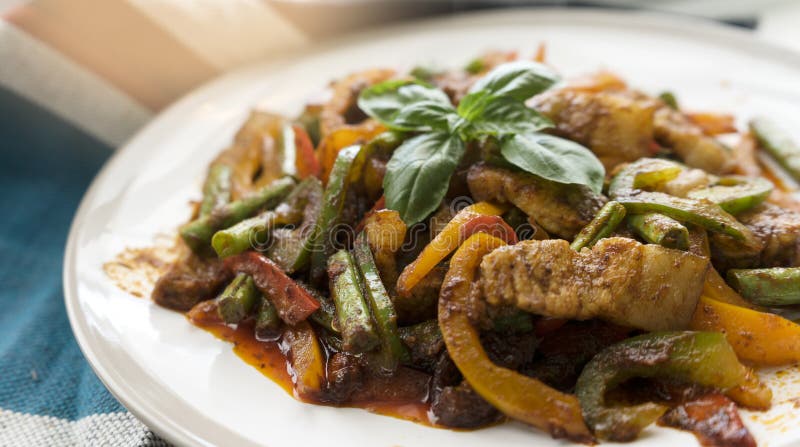 Cerdo Sofrito Y Goma Roja Del Curry Con Hilo Imagen de archivo - Imagen ...