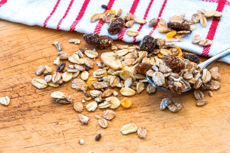 Cereal Del Granola Con Las Pasas Y Las Nueces Imagen de archivo ...