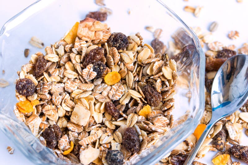 Cereal Del Granola Con Las Pasas Y Las Nueces Imagen de archivo ...