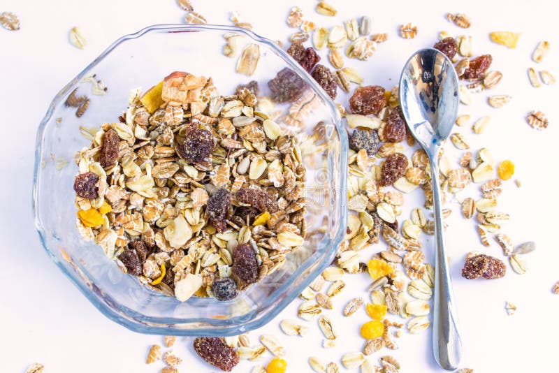 Cereal Del Granola Con Las Pasas Y Las Nueces Imagen de archivo ...