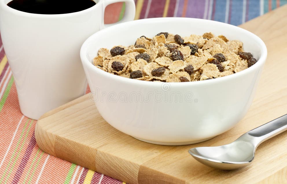 Cereal y pasas imagen de archivo. Imagen de dulce, escamas - 18657887