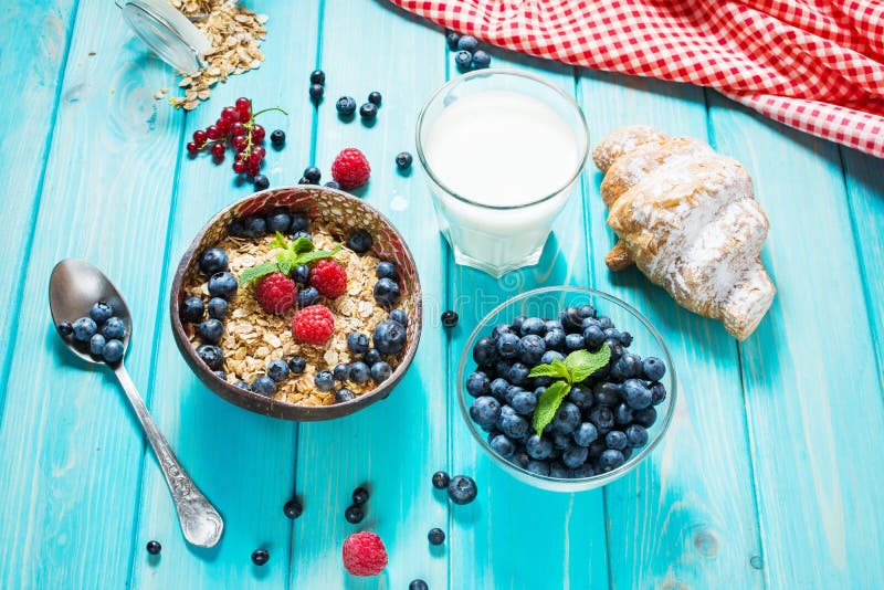 Cereali Sani Del Grano Intero Di Multigrain Con La Bacca Fresca Per La ... Cereali Sani Del Grano Intero Di Multigrain Con La Bacca Fresca Per La ...
