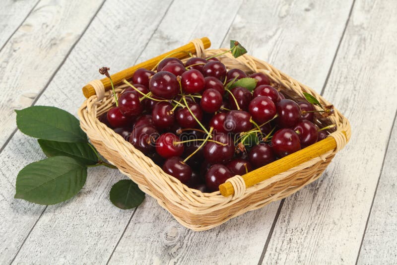 Cereja Doce Madura Com Folhas Imagem de Stock - Imagem de branco, fundo ...